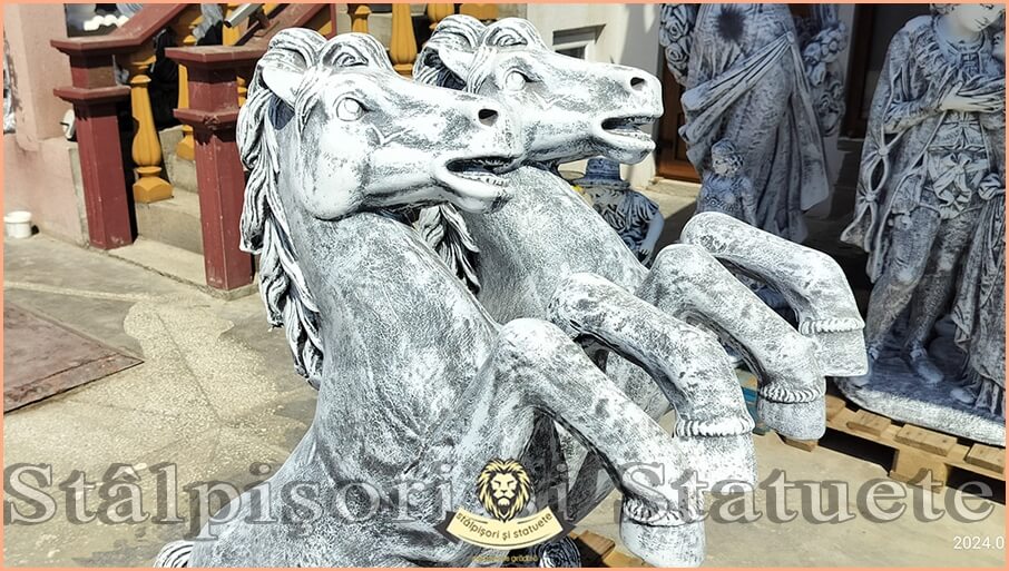 Set doi cai mari, gri patinat, model S37. | stâlpișori și statuete